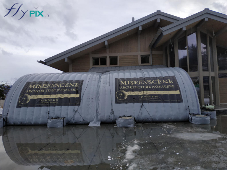 Abri gonflable de chantier en forme de tunnel